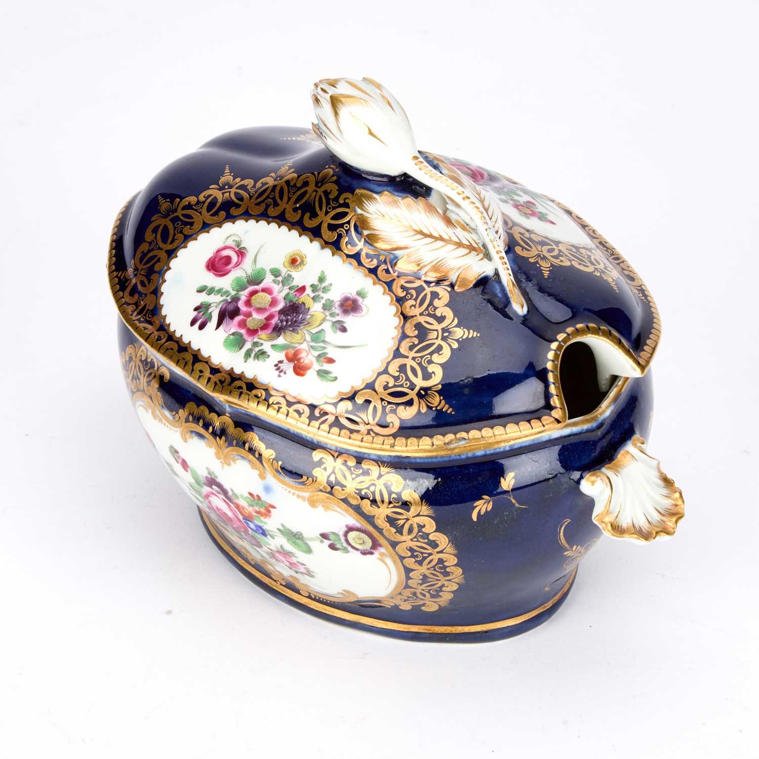 Lot 266 - A WORCESTER BLUE GROUND SAUCE TUREEN AND